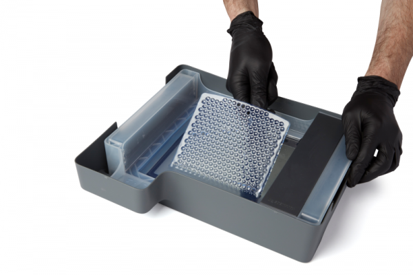 การใช้ cleaning mesh ในการกำจัดเศษเรซินที่ลอยในถาด | 3DD Digital ...